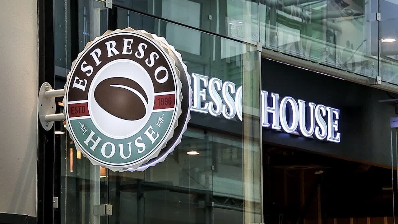 Sa att hon var gravid – fick sluta på Espresso House