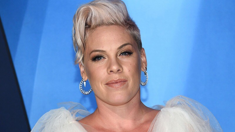 Pink till sjukhus – ställer in spelning - Aftonbladet TV