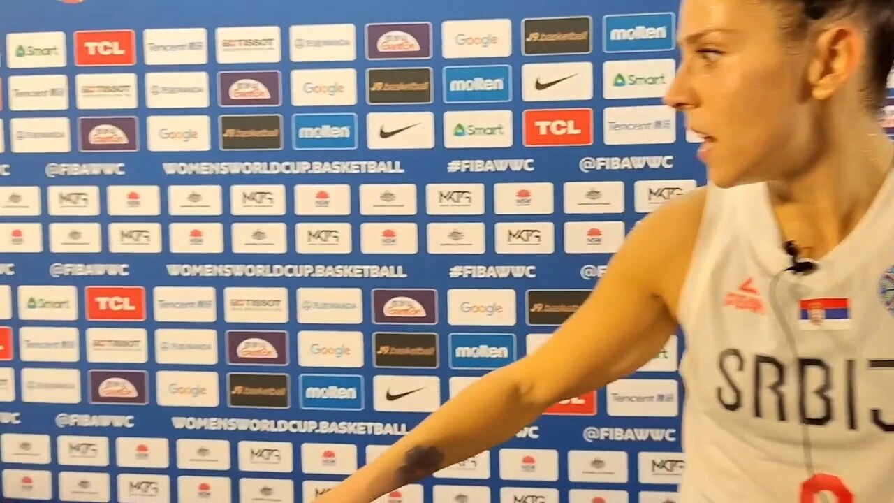 Här attackeras hon av sin lagkamrat - Aftonbladet TV