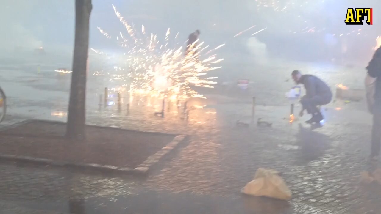 Malmöbor fick raketer skjutna mot sig på Möllevångstorget - Aftonbladet TV
