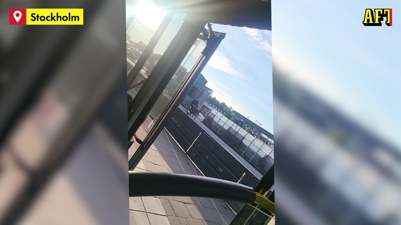 Här kör bussen med öppna dörrar i centrala Stockholm - Aftonbladet TV