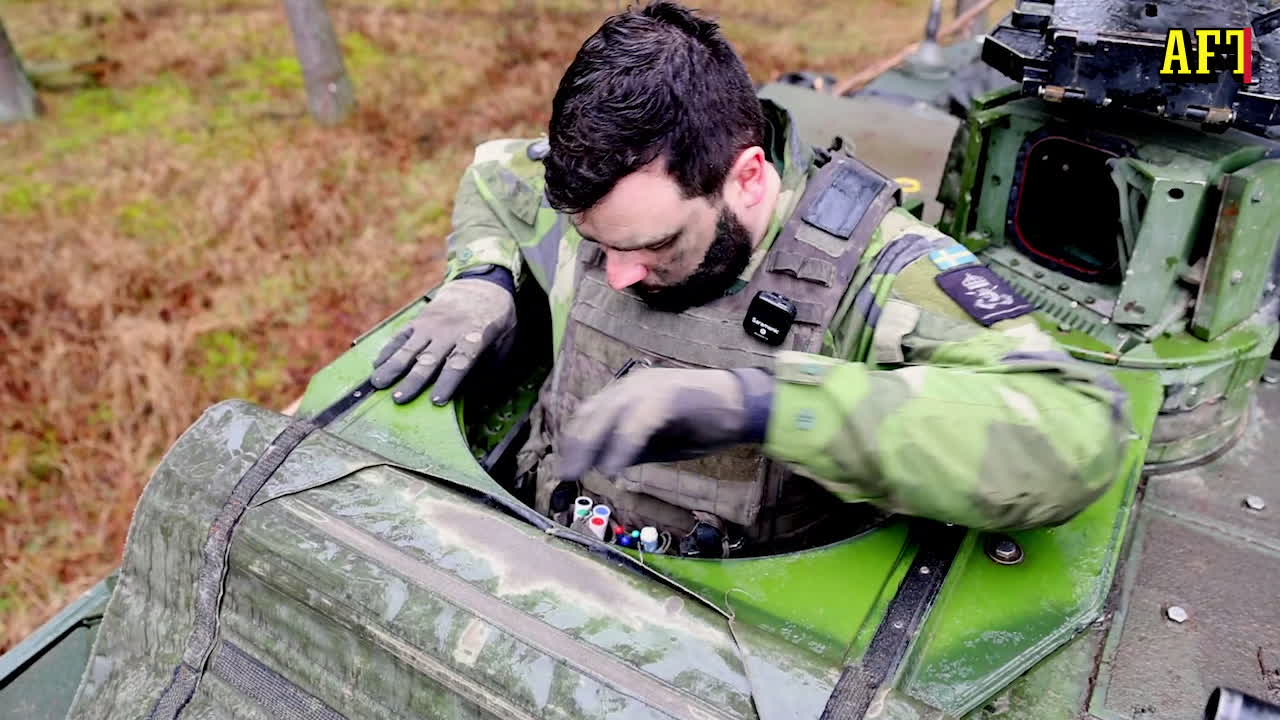 Sverige skickar stridsvagnar till Ukraina - Aftonbladet TV