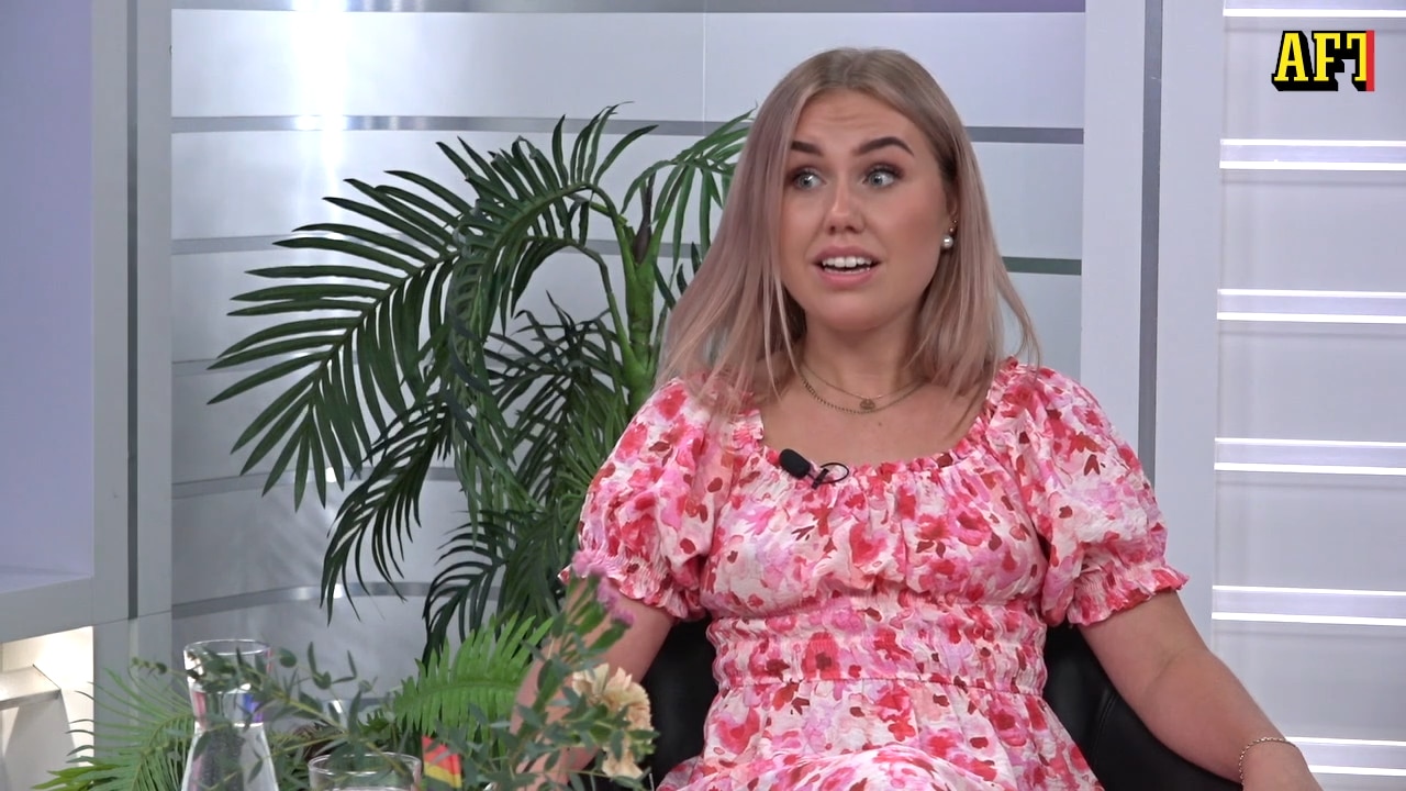 Tiktokstjärnan Lia Larsson Uppträder På Allsång På Skansen Aftonbladet Tv