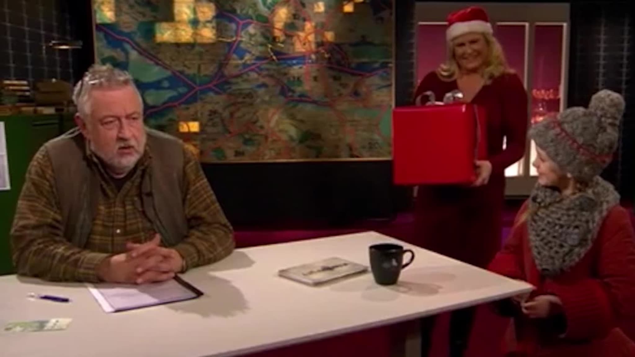 Leif ”GW” Persson överraskas av ”Selma” från julkalendern