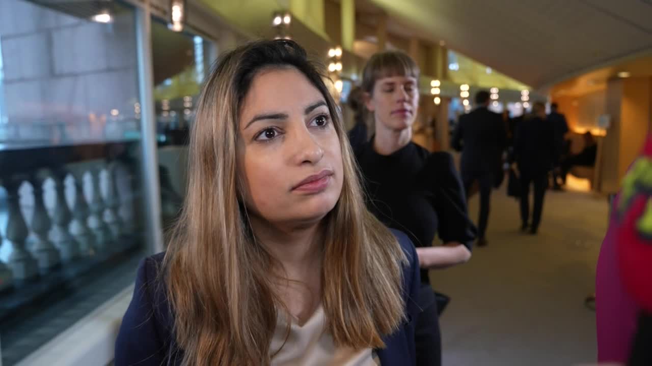 Nooshi inför debatten i Riksdagen - Aftonbladet TV