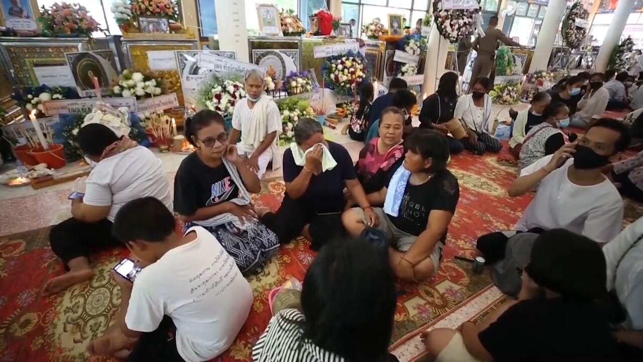 Begravning för offrena i massakern i Thailand - Aftonbladet TV