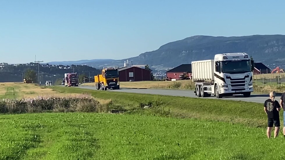 Over 100 lastebiler i kjempekolonne langs fylkesvei - bladet.no