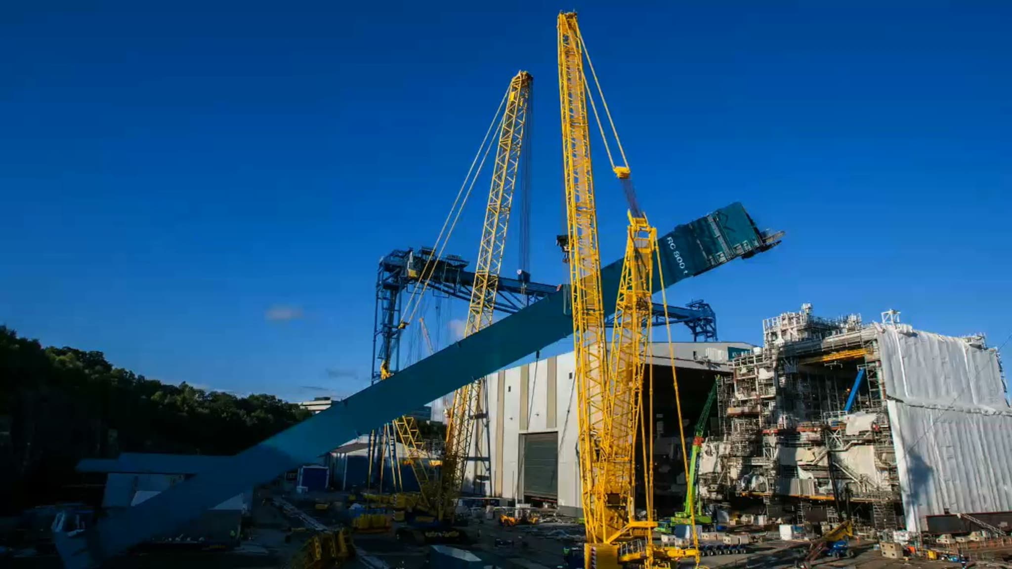 Se Nord-Europas største kran reise seg