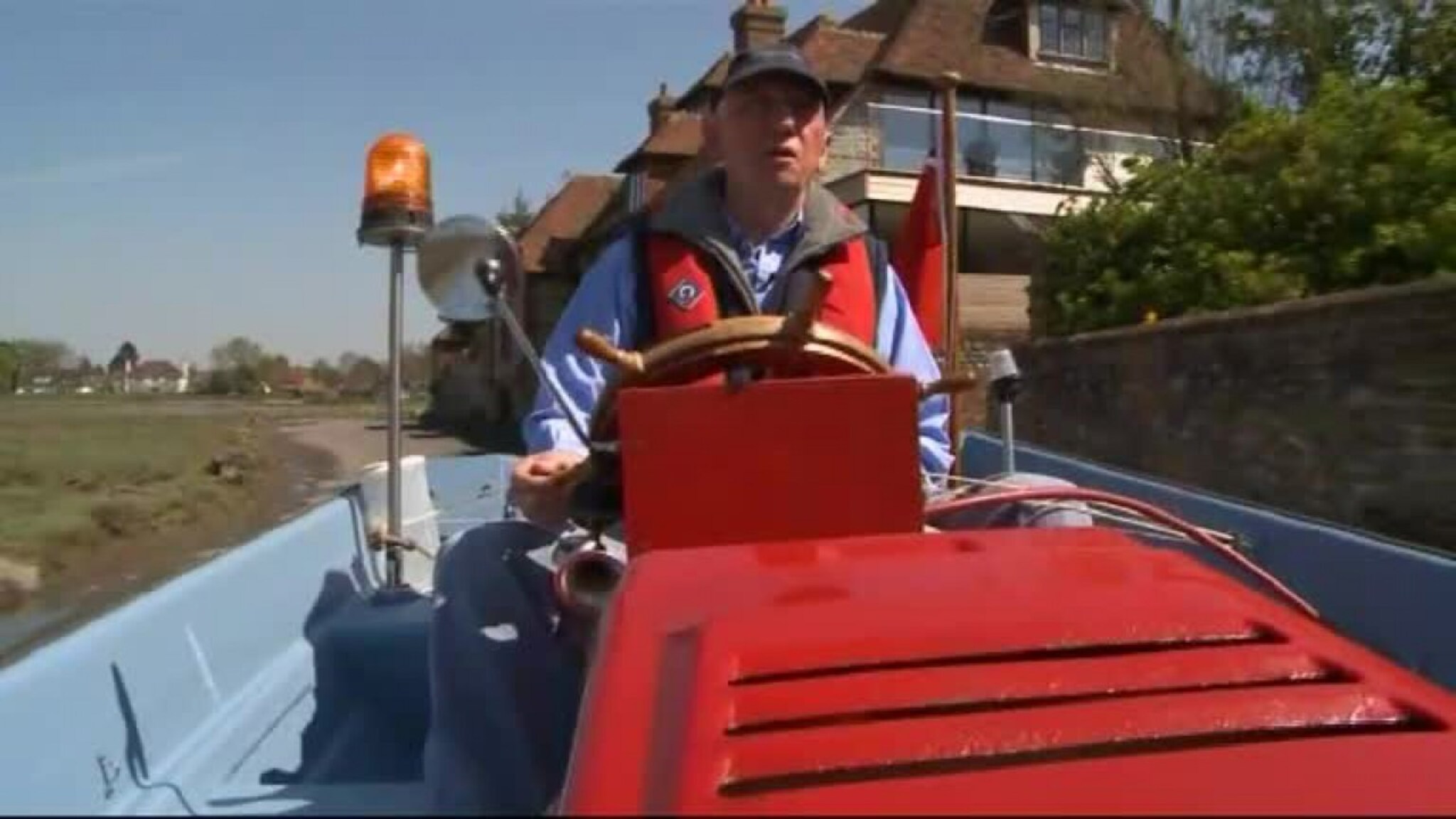 Kjører i hjemmelaget båtbil