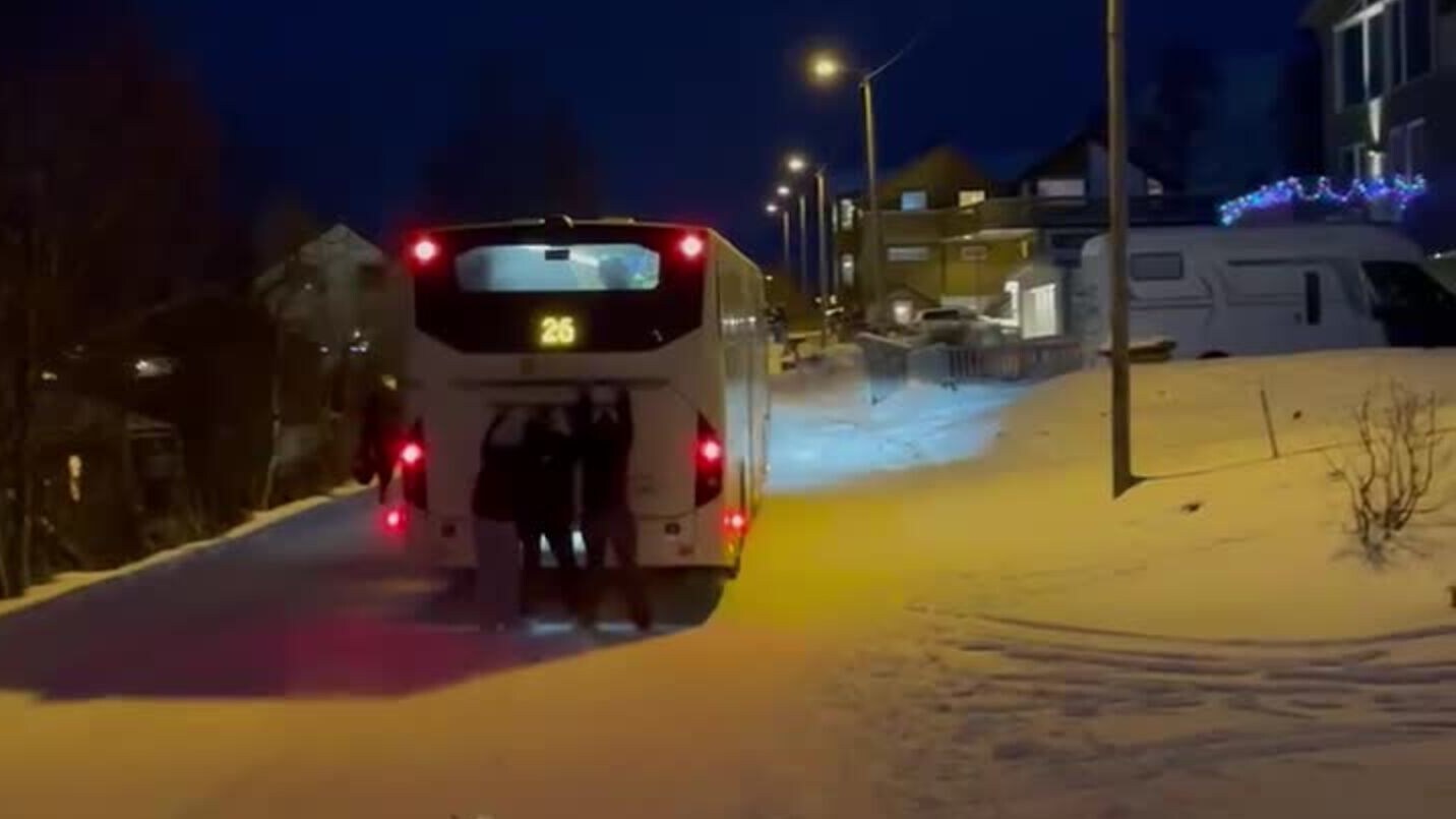 Her henger barna etter bussen i Tromsdalen