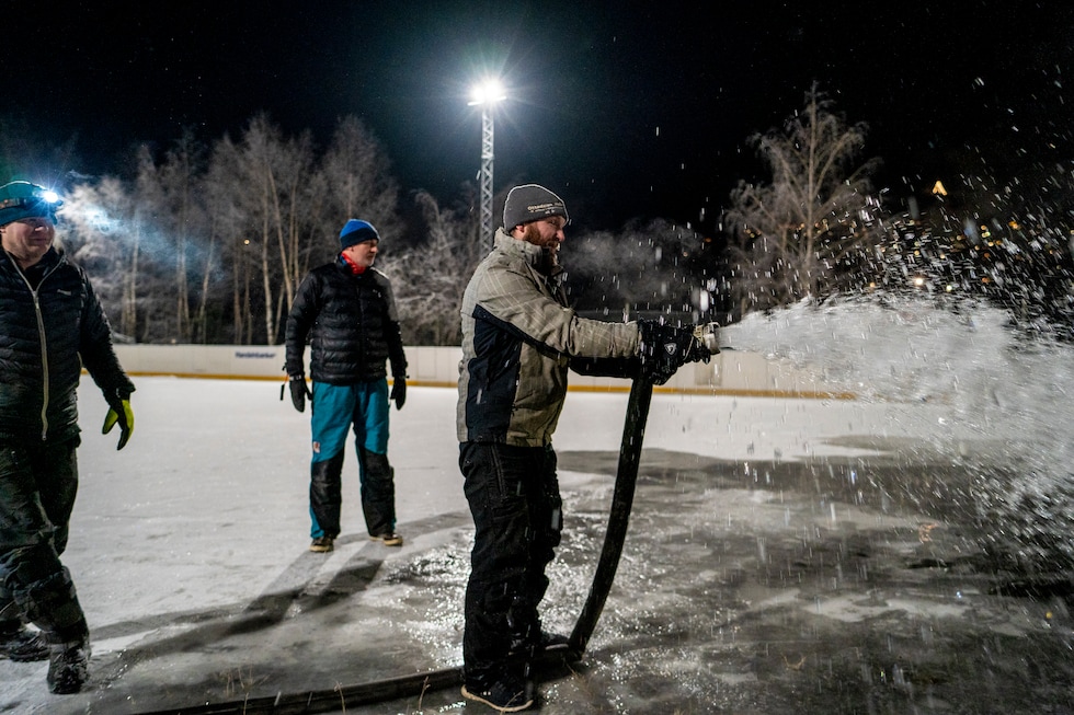 Ishockeybana i Grov er klar! - fjuken.no