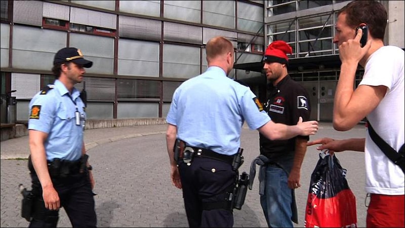 Her blir Jimmy Jump pågrepet av politiet