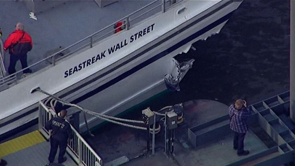 Ferge kjørte i kai i New York: Se video fra ulykkesstedet - VGTV