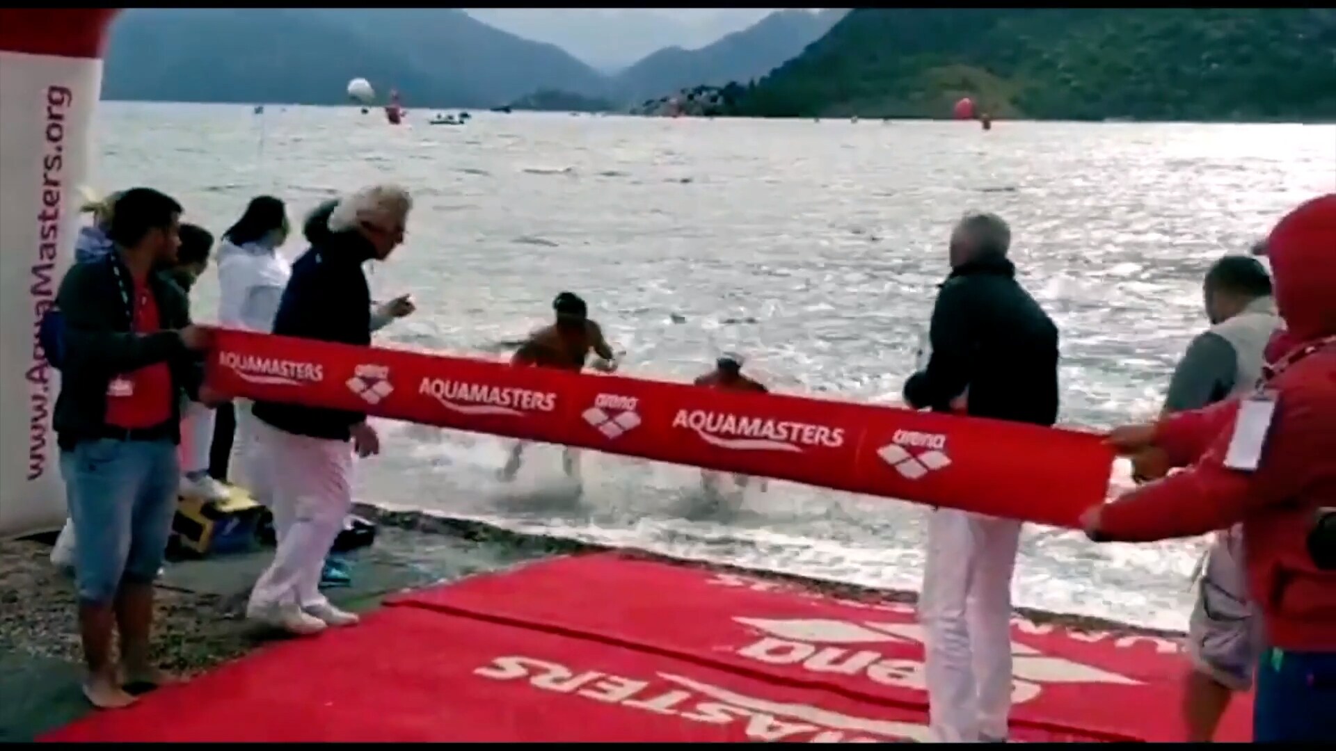 Skandale-bilder: Dytter bort 13-åring - VGTV