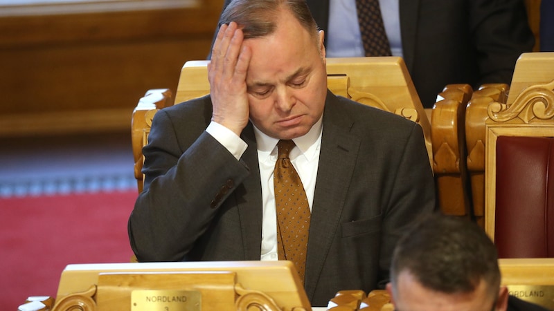 Thommessen legger ansvaret på eks-direktøren - Ap ber ham trekke seg