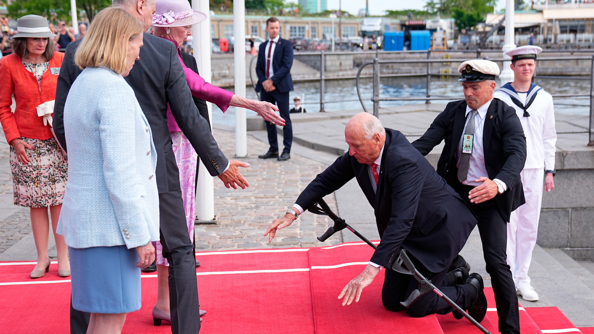 Kong Harald (86) snublet på rød løper i København - VG