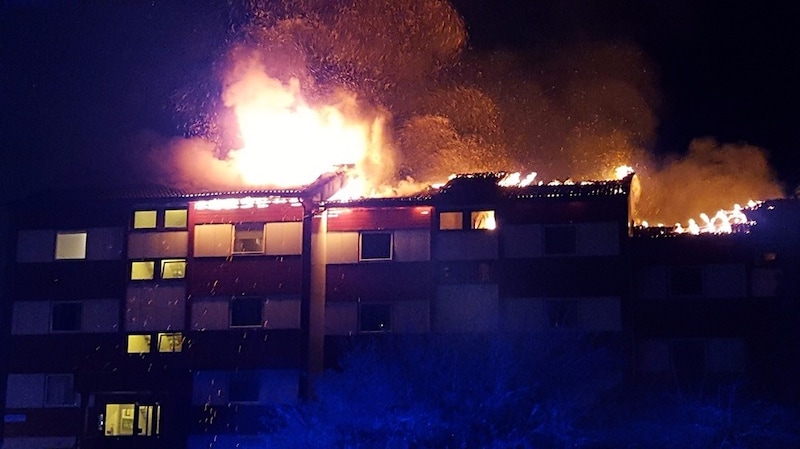 13 skadet og over 50 evakuert etter brann i Fredrikstad