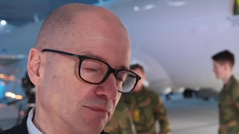 VG Nyheter: Enoksen går av som forsvarsminister etter VG-avsløring - VGTV