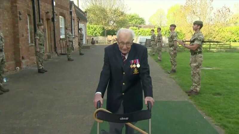 «Captain Tom» blir ridder