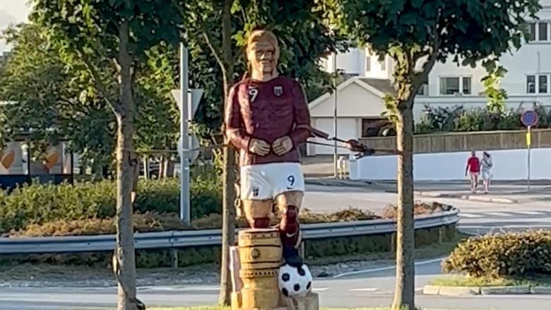 Haaland-skulptur satt opp på Bryne: – Kjekt at det skaper debatt