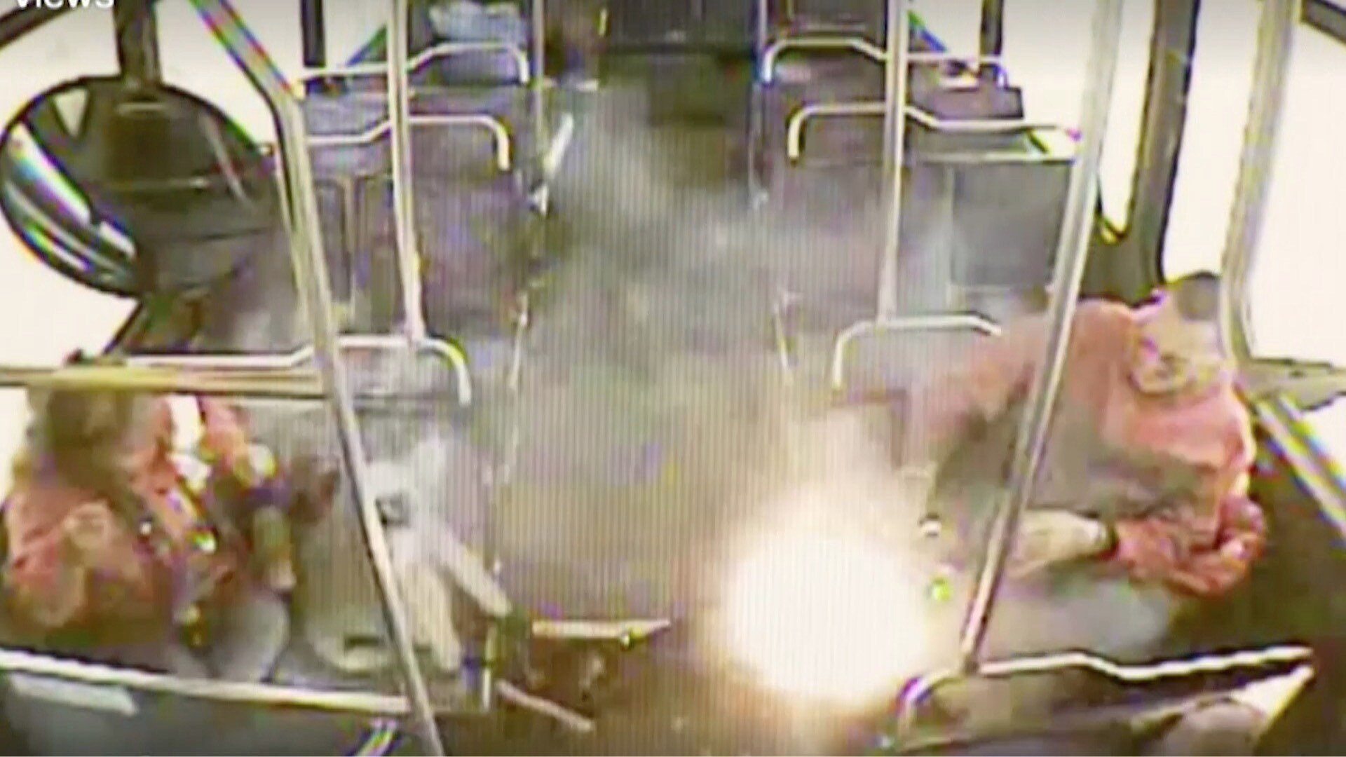 Plutselig eksploderer det på bussen - VGTV