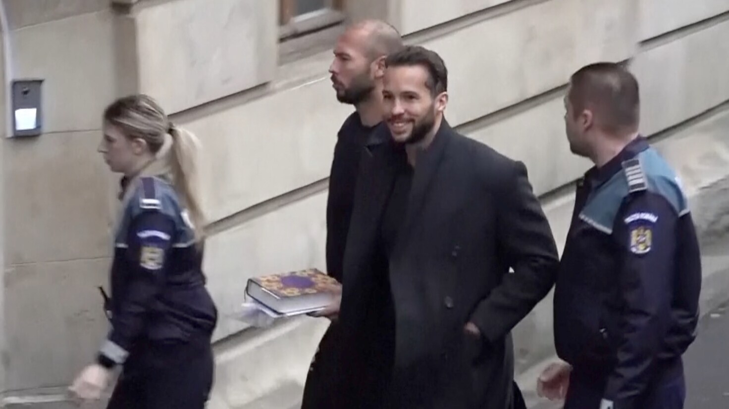 Andrew Tate ankom retten i håndjern - VGTV