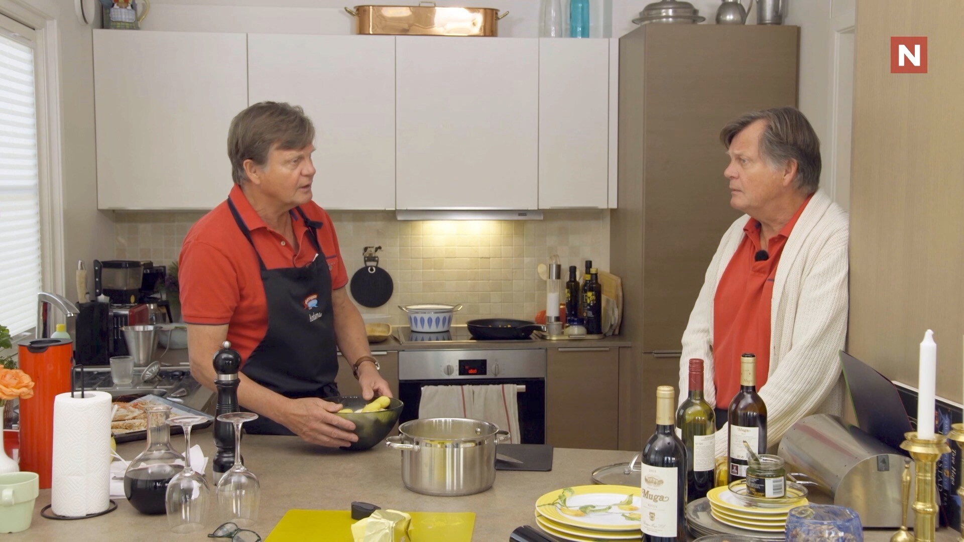 Anders Hatlo kommenterer seg selv på 4-stjerners middag - VGTV