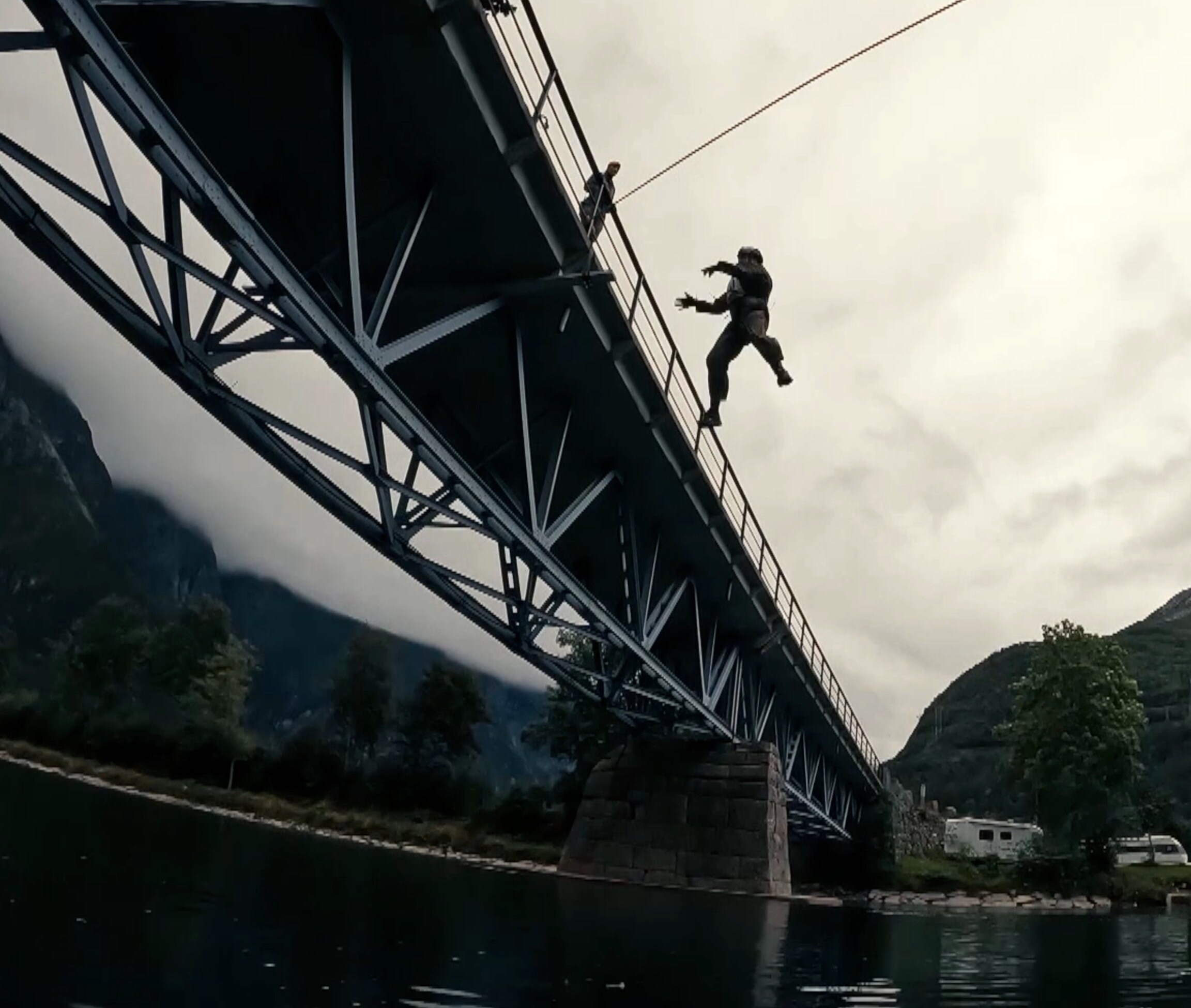 Jon Martin Henriksen og Vendela Kirsebom faller syv meter i Kompani ...